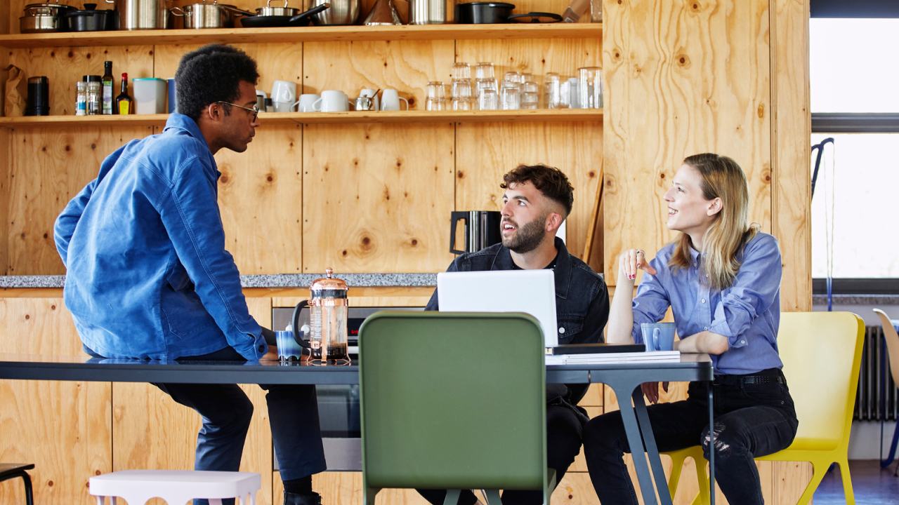 What’s a Modern Hybrid Workplace Strategy? (and How to Create One) | Robin